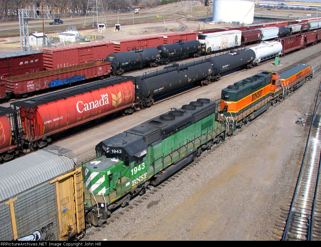 090407002 BNSF 1943-1914-3972 at Northtown Yard
